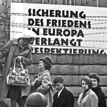 Gemeinsamkeiten und Unterschiede BRD versus DDR: Arbeit - Deutschstunde ...
