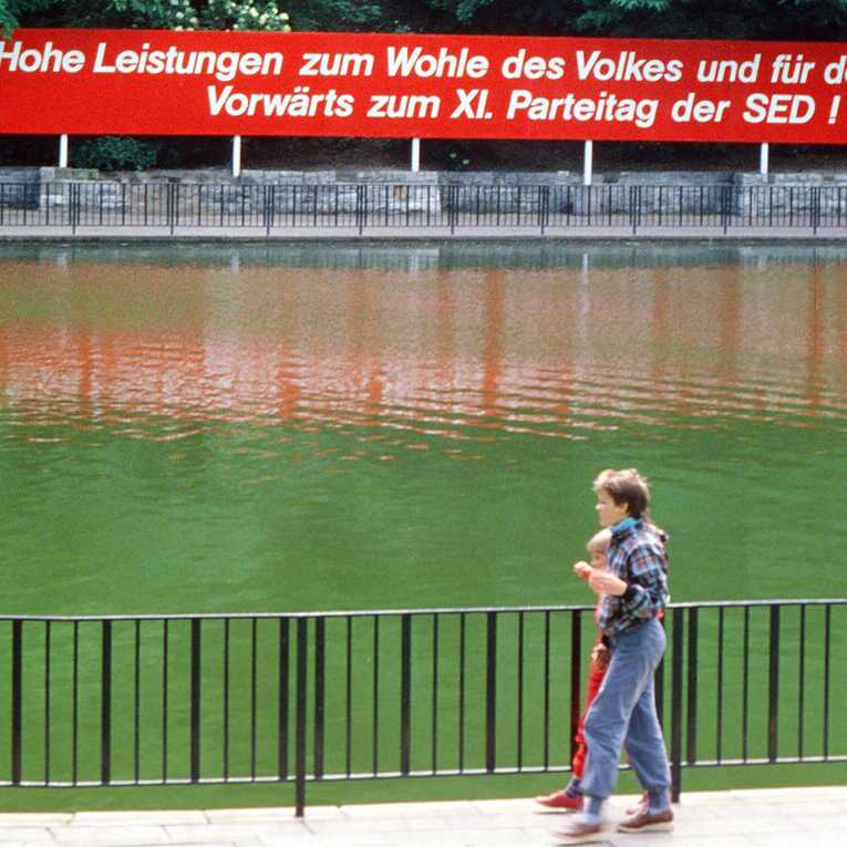 Commonalities and differences FRG vs GDR: Democracy - Deutschstunde ...